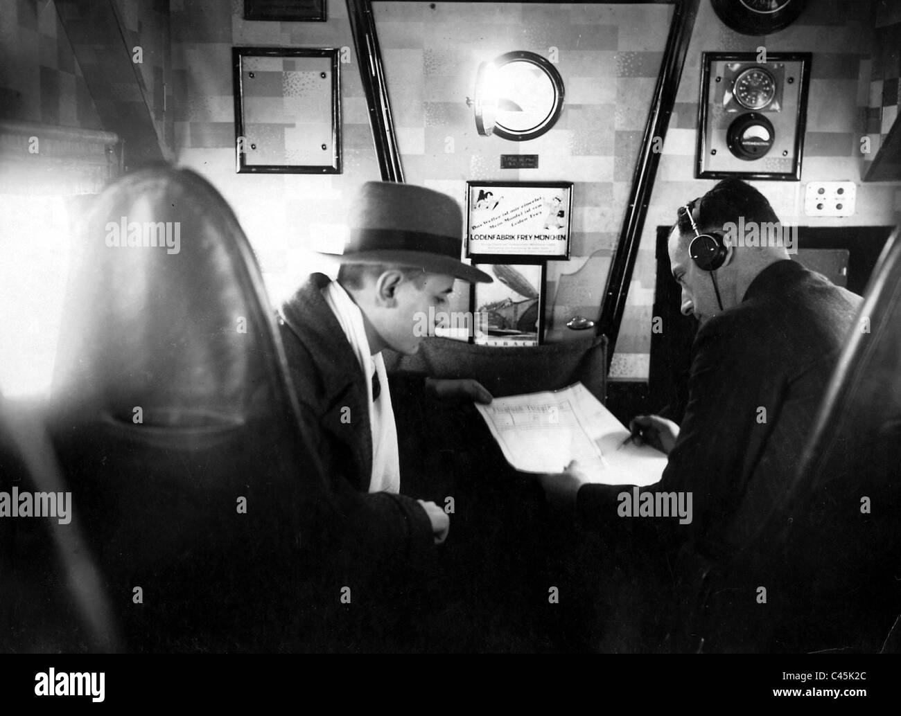 Flight on airplane over Black and White Stock Photos & Images - Alamy