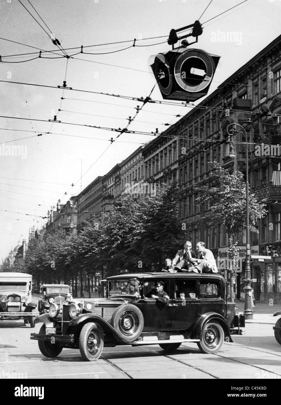 Traffic light and radio reporter at an intersection in Berlin Stock ...