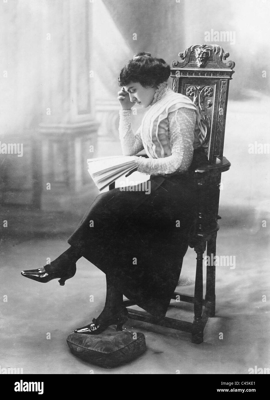 Women's and shoe fashions from 1909 Stock Photo - Alamy