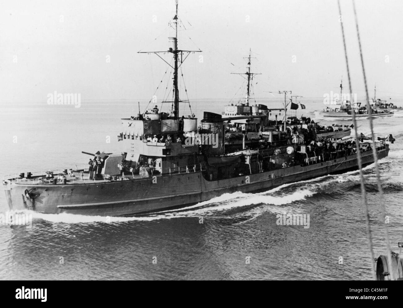 Minesweepers hi-res stock photography and images - Alamy