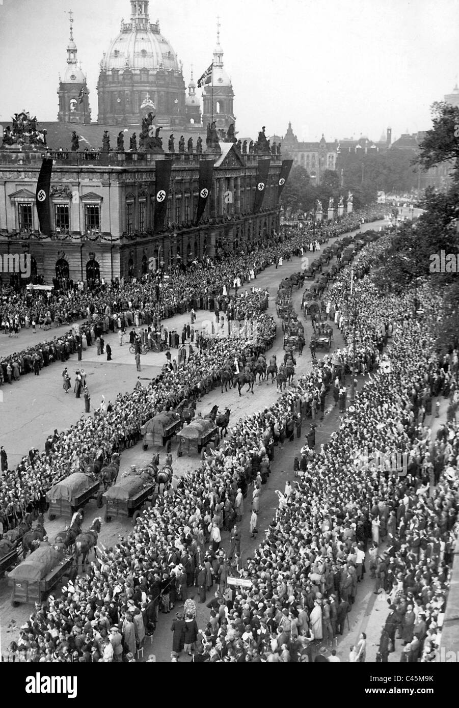 Victory Parade in Berlin after the end of the French campaign, 1940 ...