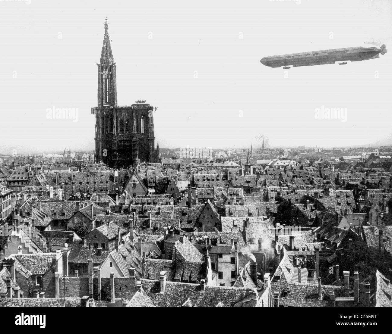 Zeppelin airship 'LZ 4 'over Strasbourg, 1908 Stock Photo - Alamy