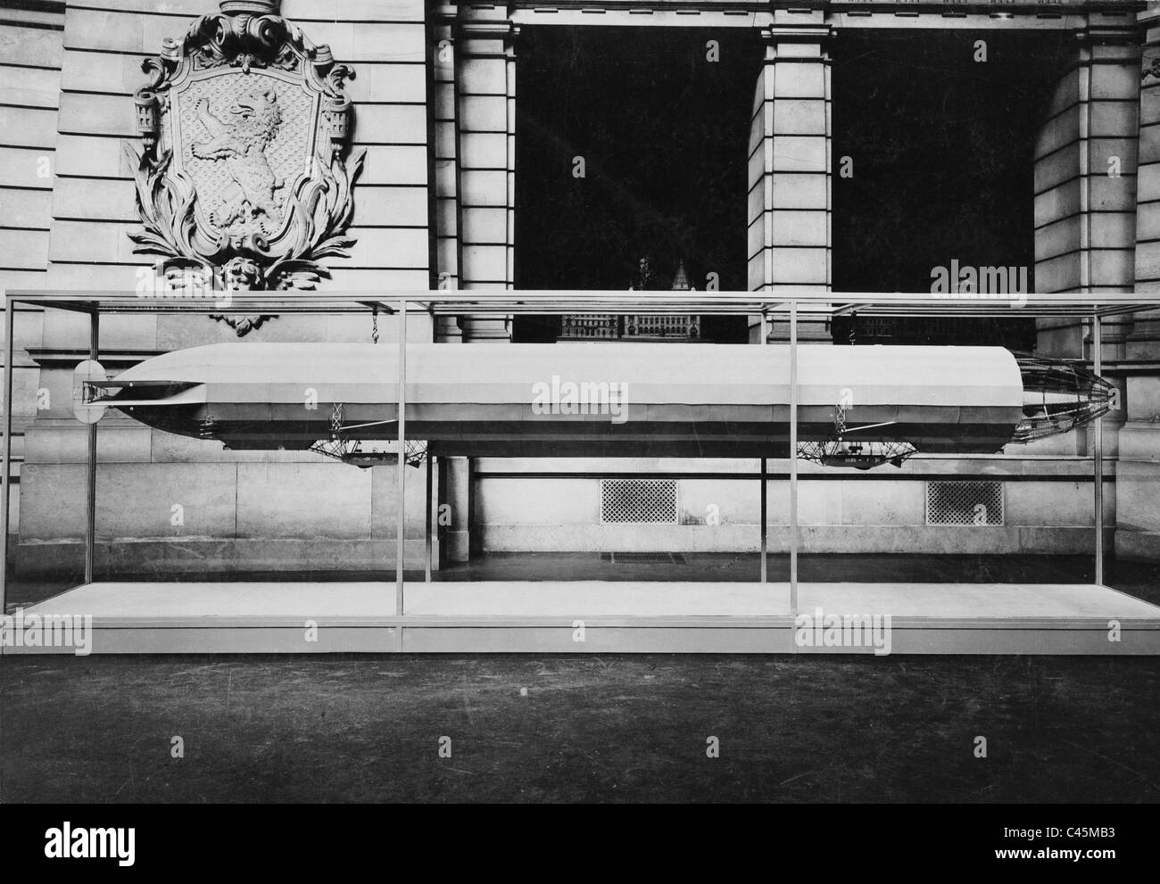 Zeppelin airship hi-res stock photography and images - Alamy