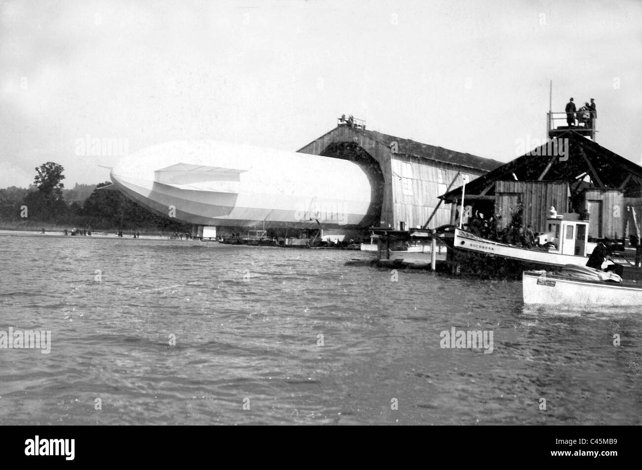 Launch preparation of the Zeppelin airship 'LZ 2', 1906 Stock Photo - Alamy