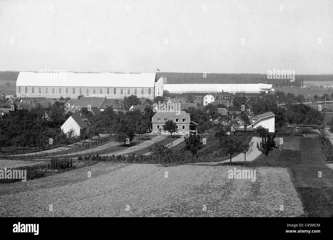 The Zeppelin airship 'LZ 6' moves to the balloon hangar in Oos, 1909 ...