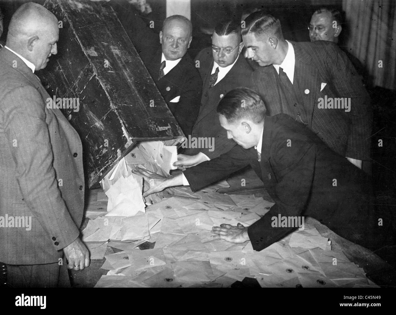 Polling workers hi-res stock photography and images - Alamy
