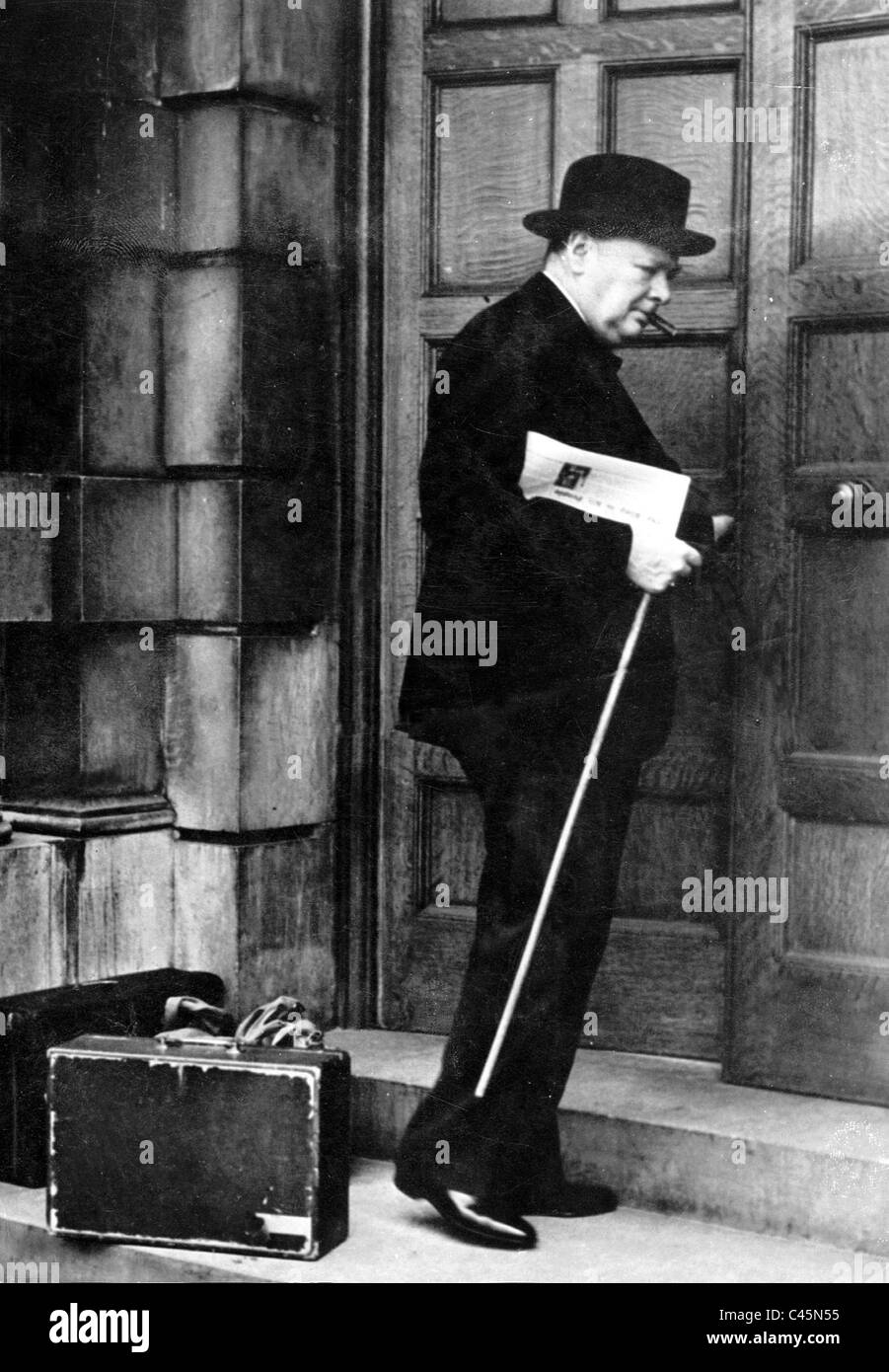 Churchill may 1940 prime minister hi-res stock photography and images ...