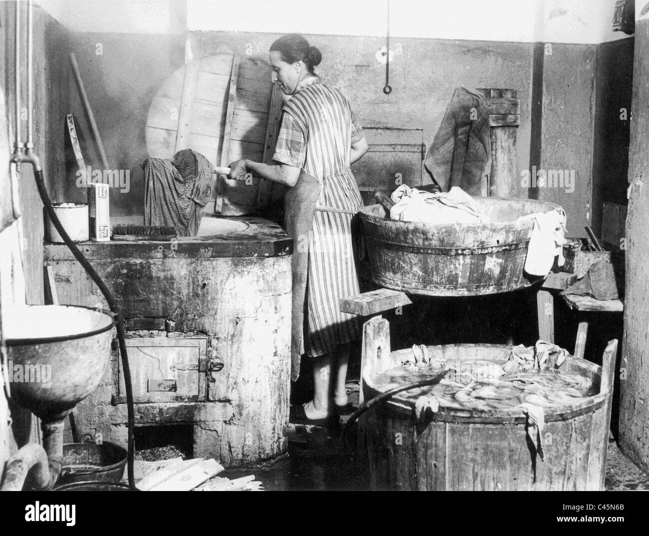 Doing laundry, historical Stock Photo - Alamy