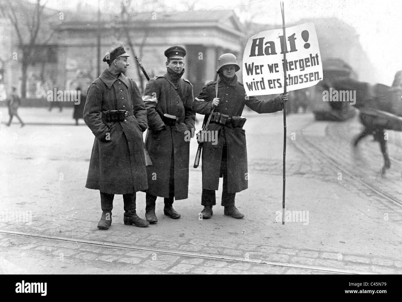 Government soldiers during the Spartacus uprising in Berlin, 1919 Stock ...