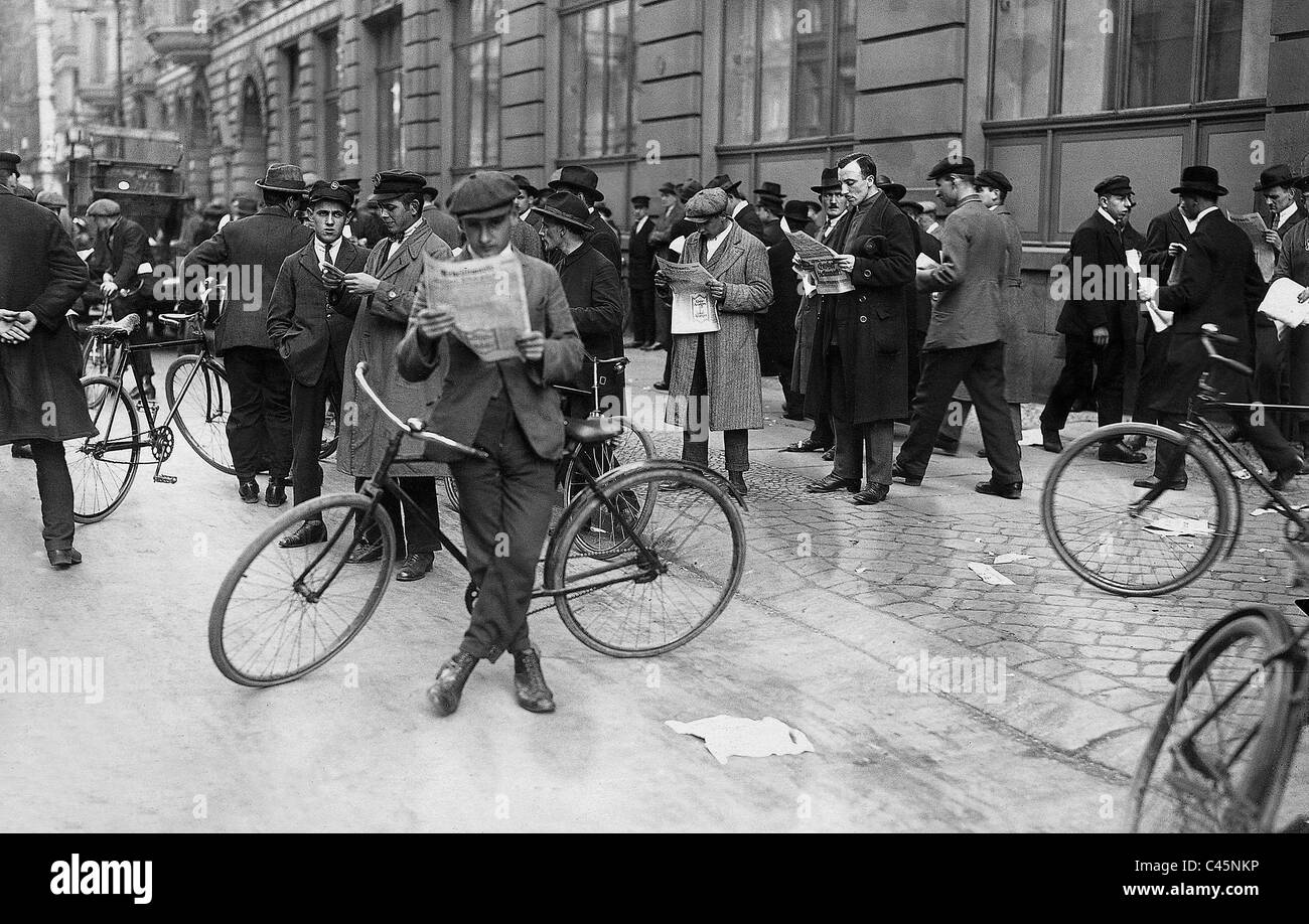 Newspaper readers in Berlin, 1923 Stock Photo - Alamy