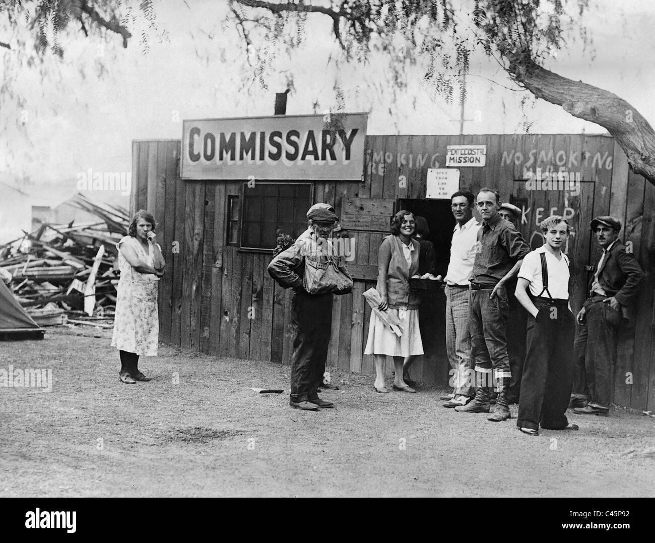 Aid station in 'Hoover Town' during the Great Depression, 1932 Stock ...