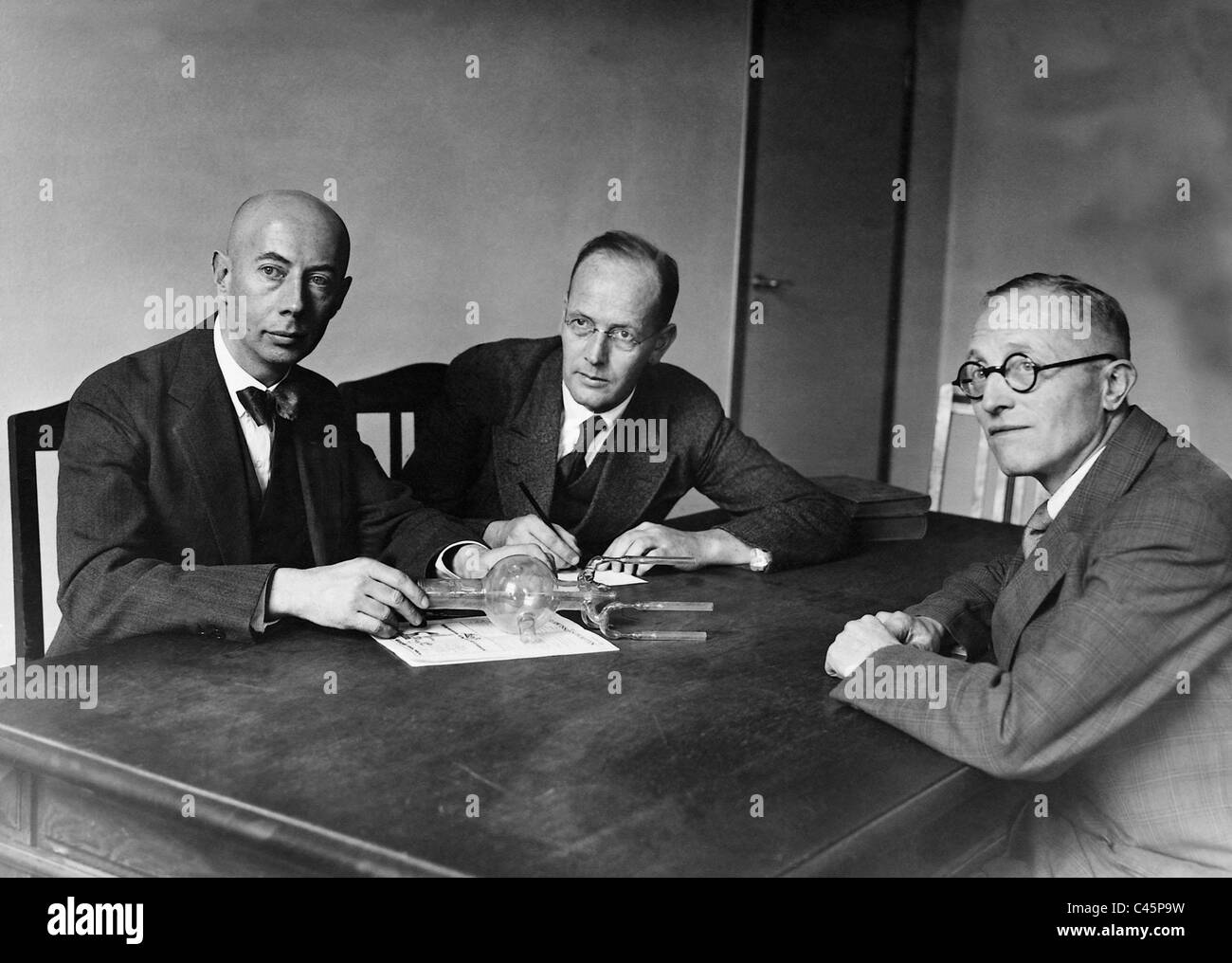 Gustav hertz Black and White Stock Photos & Images - Alamy