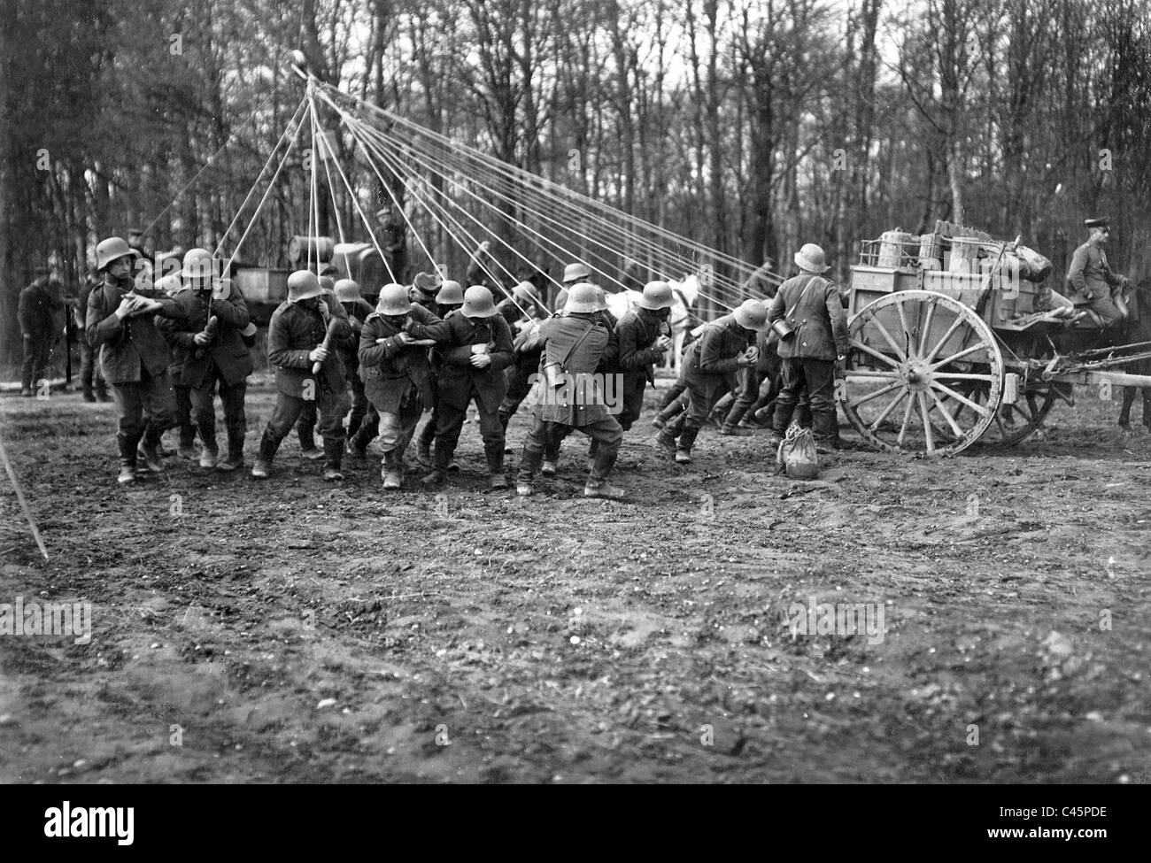 Airship crew taking down a moored balloon, 1918 Stock Photo - Alamy