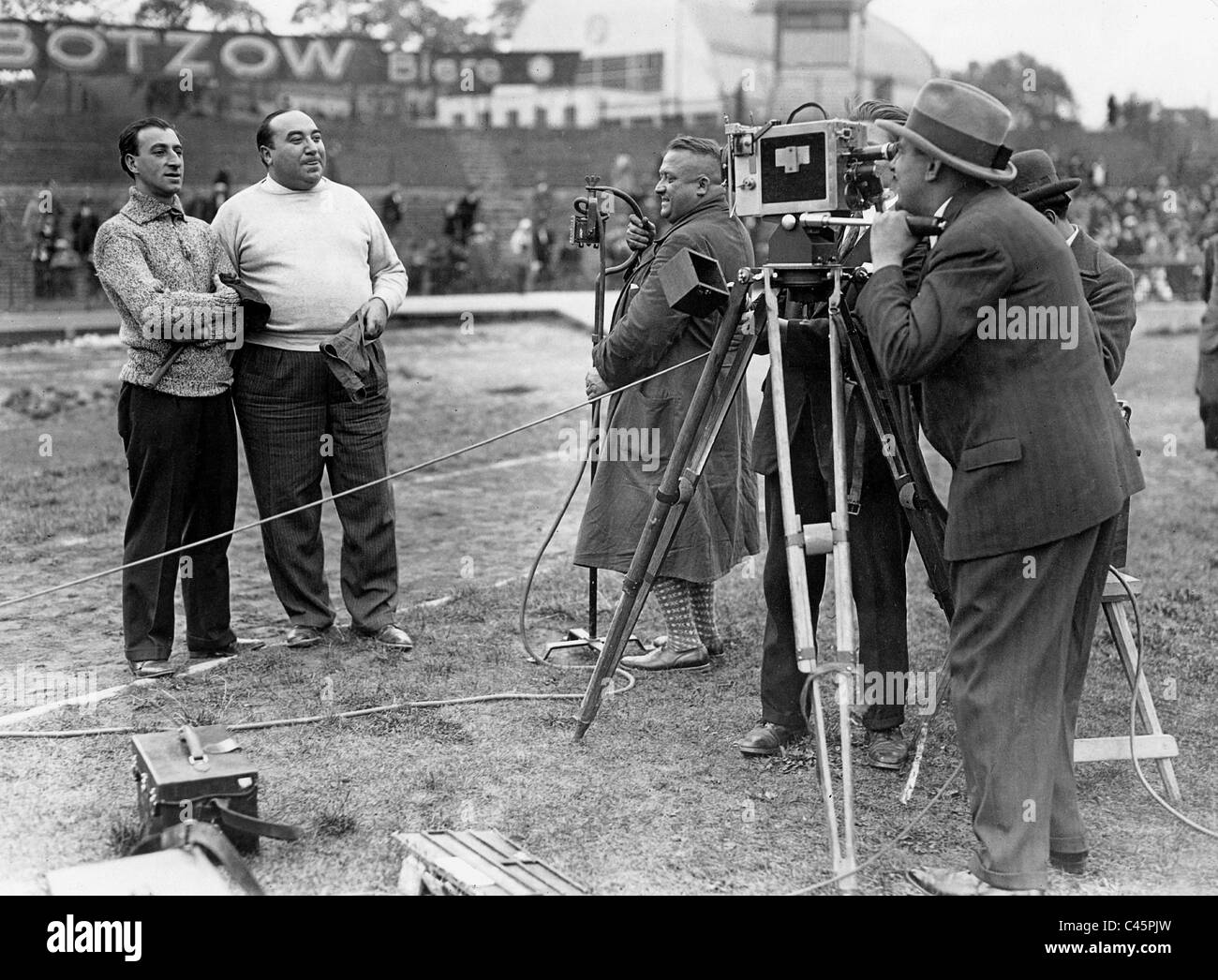 Siegfried arno and kurt gerron football game hi-res stock photography ...