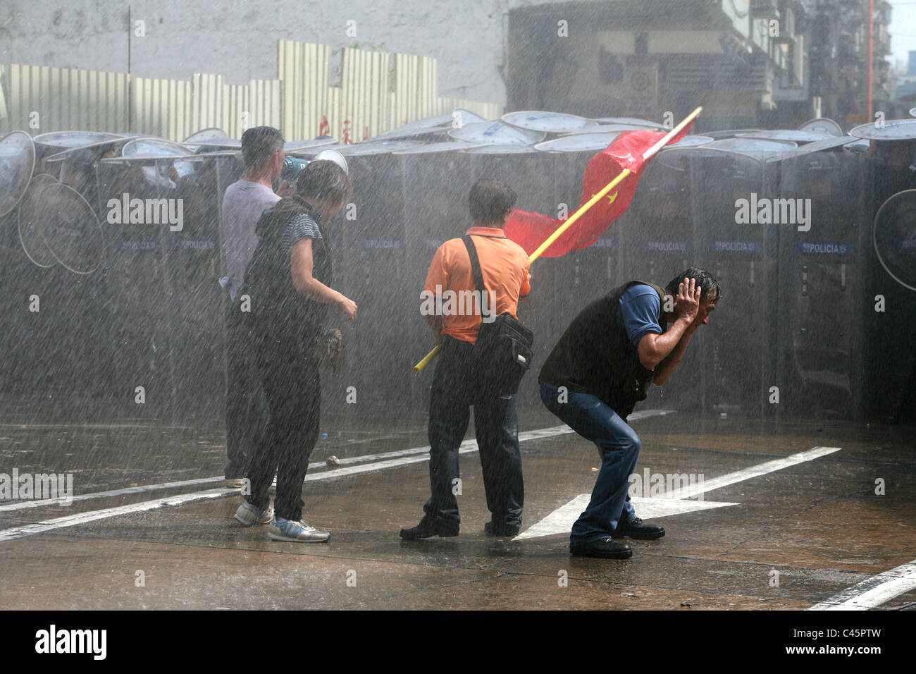 Polices barricade hi-res stock photography and images - Alamy