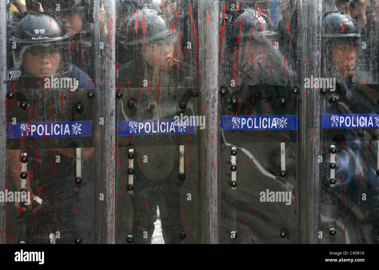 line up police officers Stock Photo - Alamy