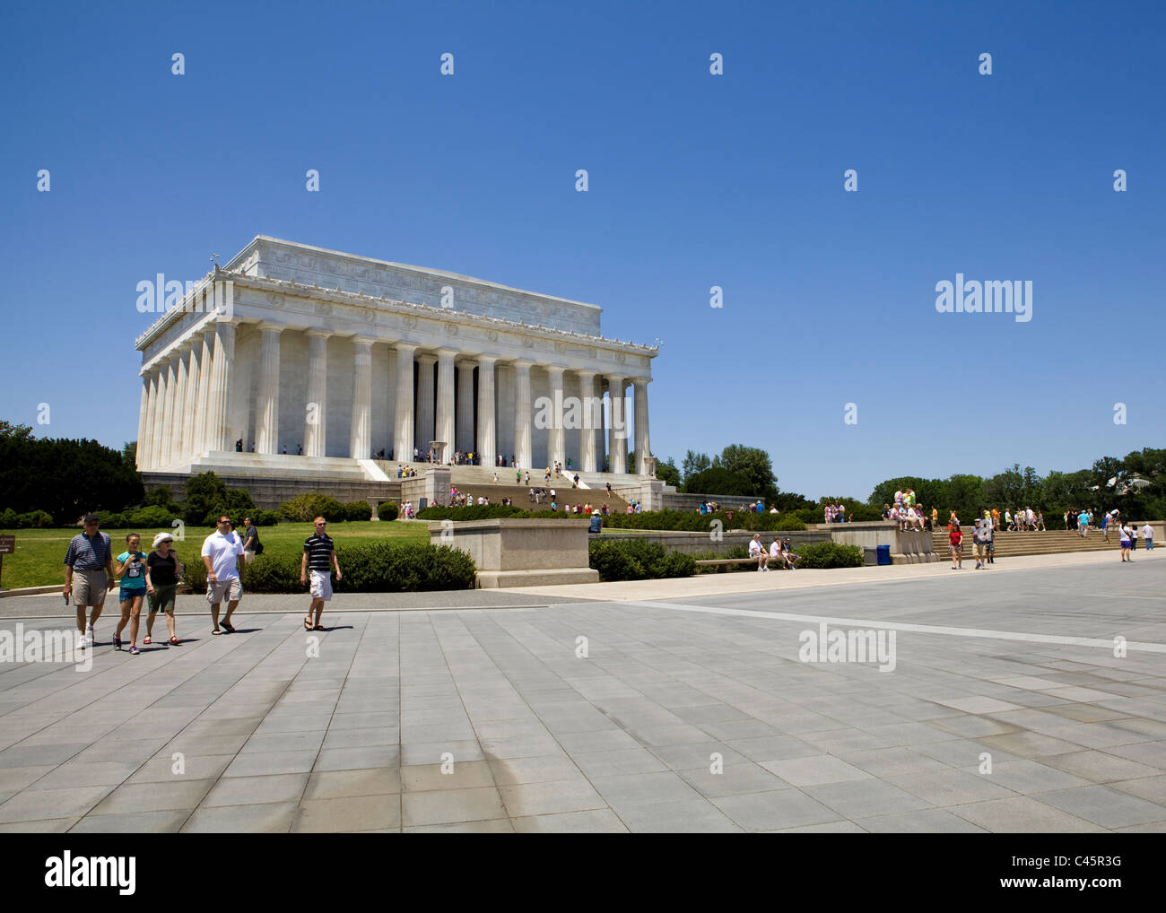 Tourists visit the Lincoln Memorial in Washington, DC Stock Photo - Alamy