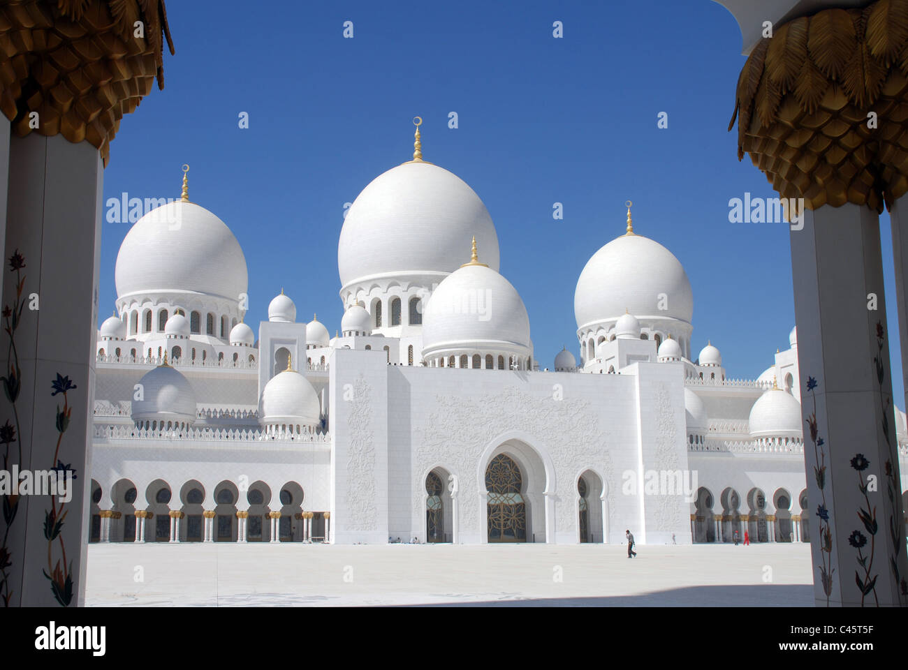 entrance to sheikh zayed mosque abu dhabi Stock Photo - Alamy