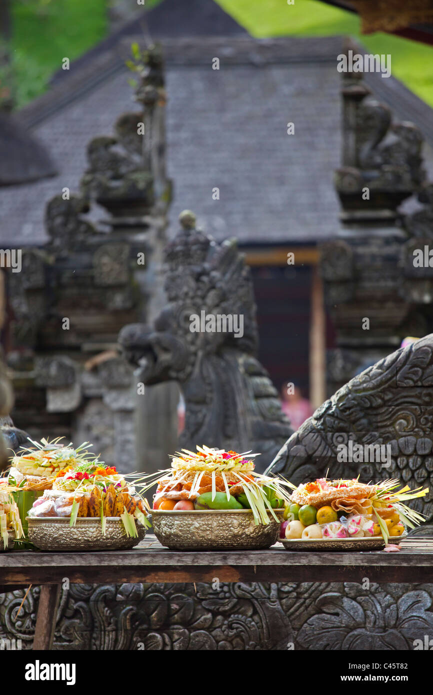 Traditional balinese offering baskets hi-res stock photography and ...