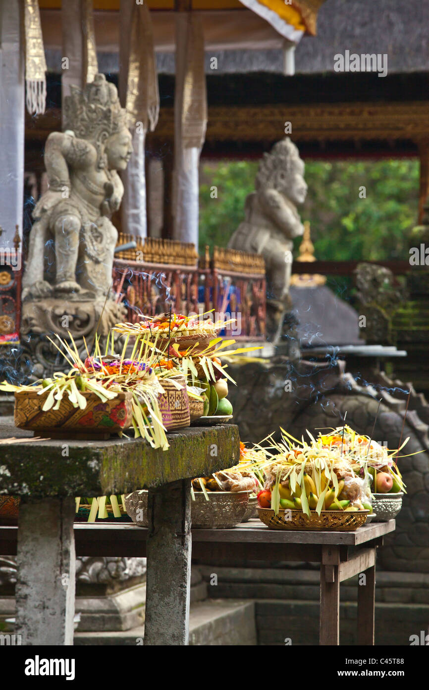Traditional balinese offering baskets hi-res stock photography and ...