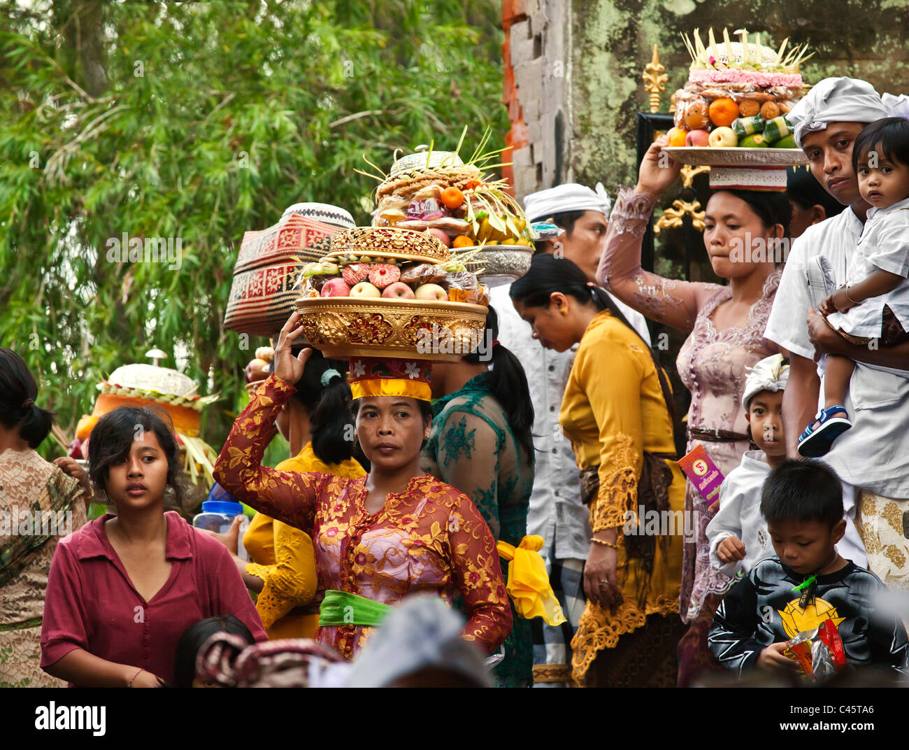 Balinese lady temple offering hi-res stock photography and images - Alamy