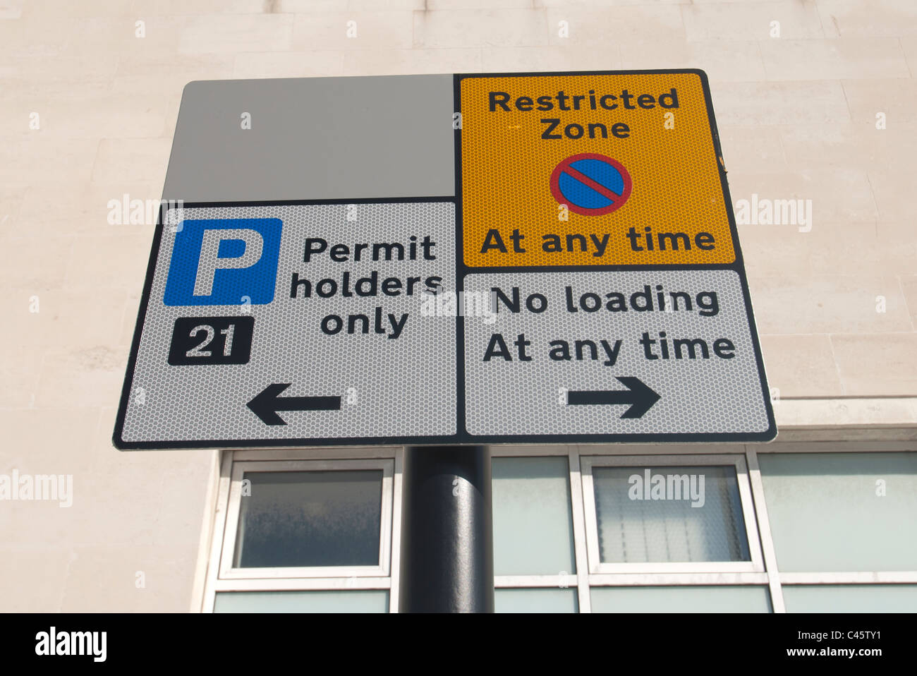 No parking warning signs hi-res stock photography and images - Alamy