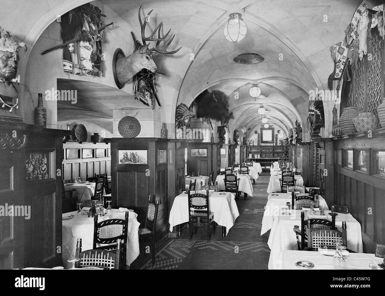 Dining room in the Hotel 'Astor' in New York, 1908 Stock Photo - Alamy