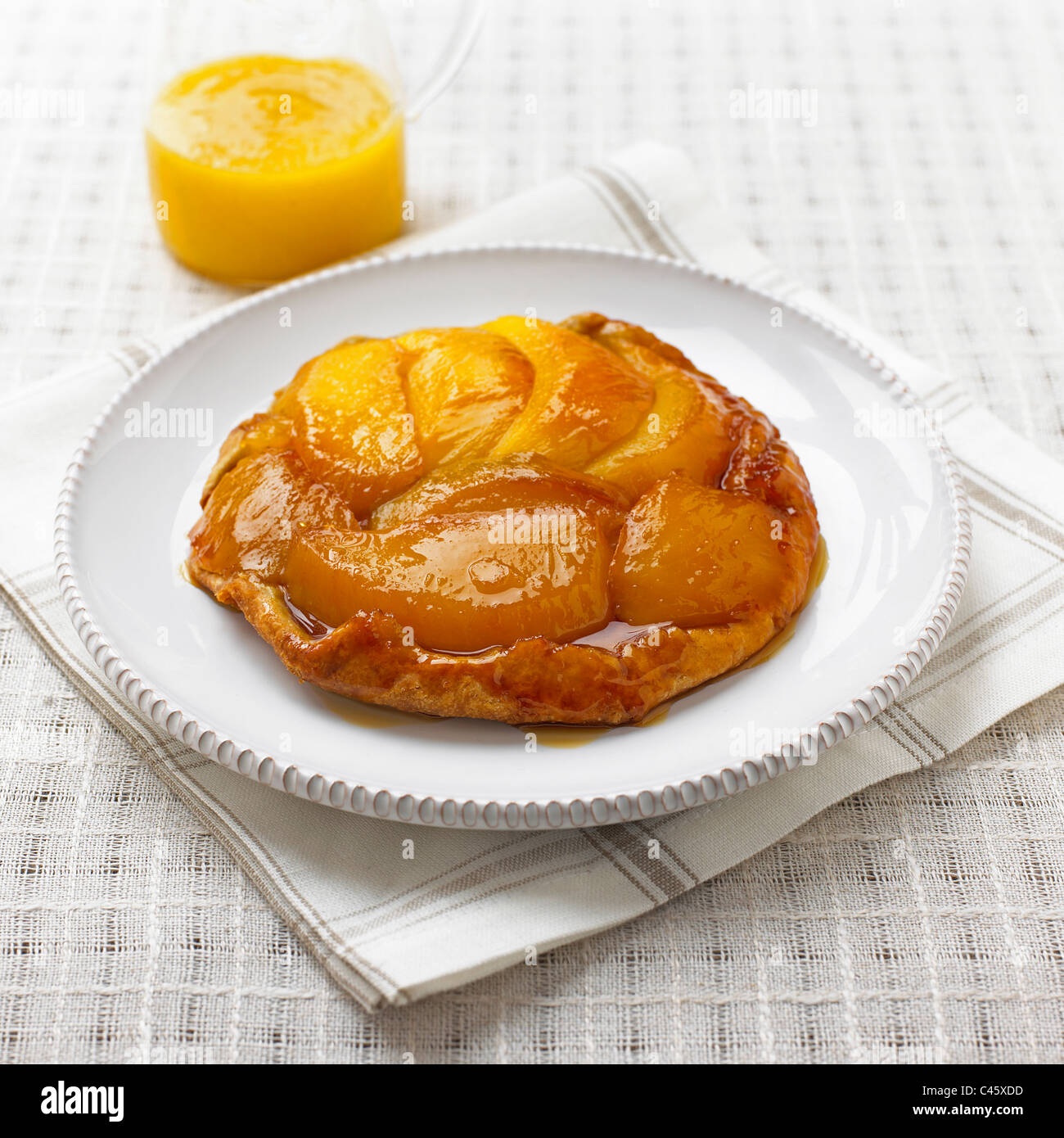 Mango tartlet on plate, close-up Stock Photo - Alamy