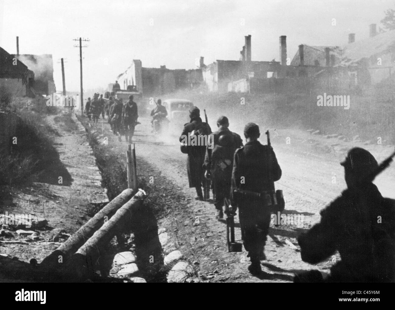 German soldiers marching on the Eastern front, 1944 Stock Photo - Alamy
