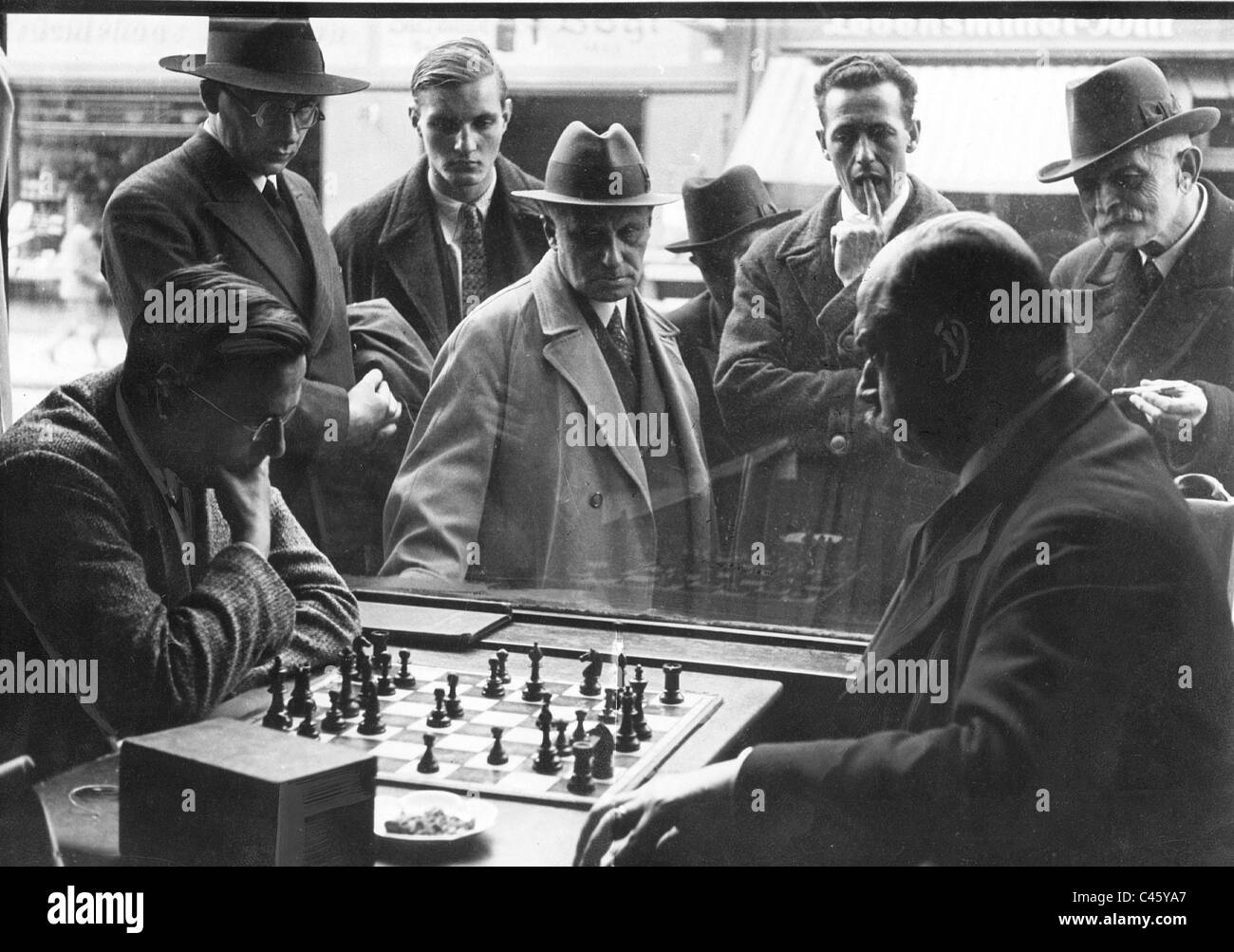 Chess players in Cafe Stephanie in Munich, 1931 Stock Photo - Alamy