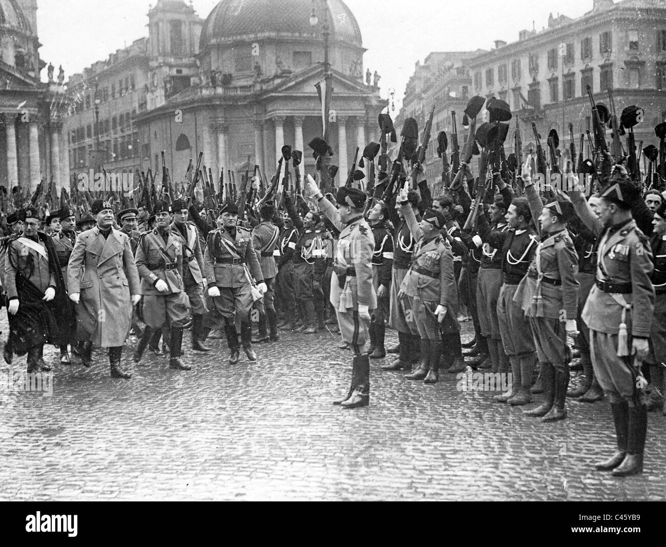 Mussolini fascist salute hi-res stock photography and images - Alamy