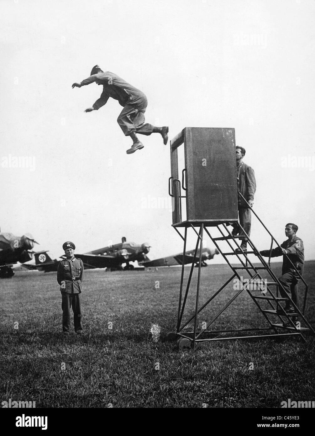 Parachute training school hi-res stock photography and images - Alamy