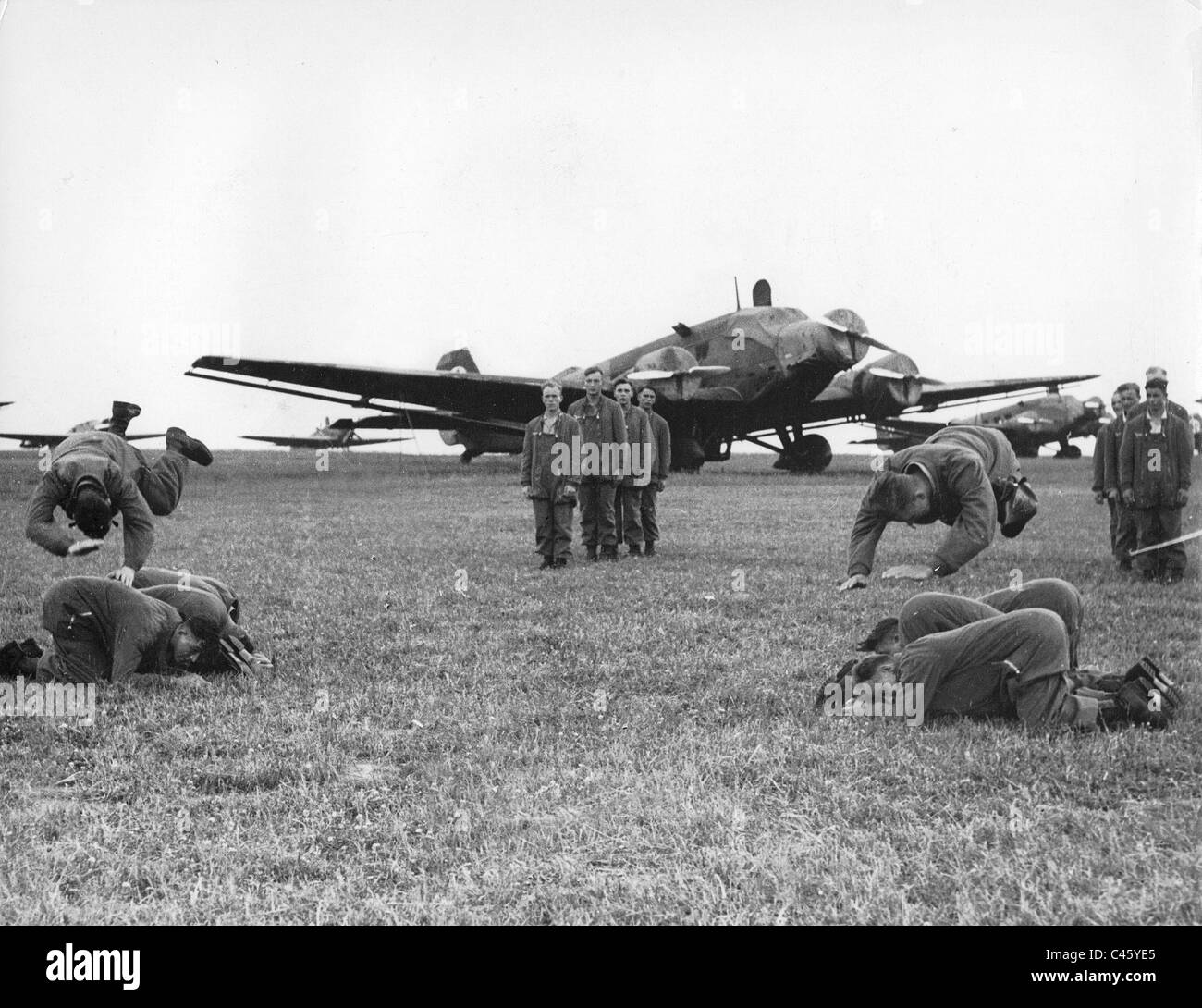 Parachute training school hi-res stock photography and images - Alamy