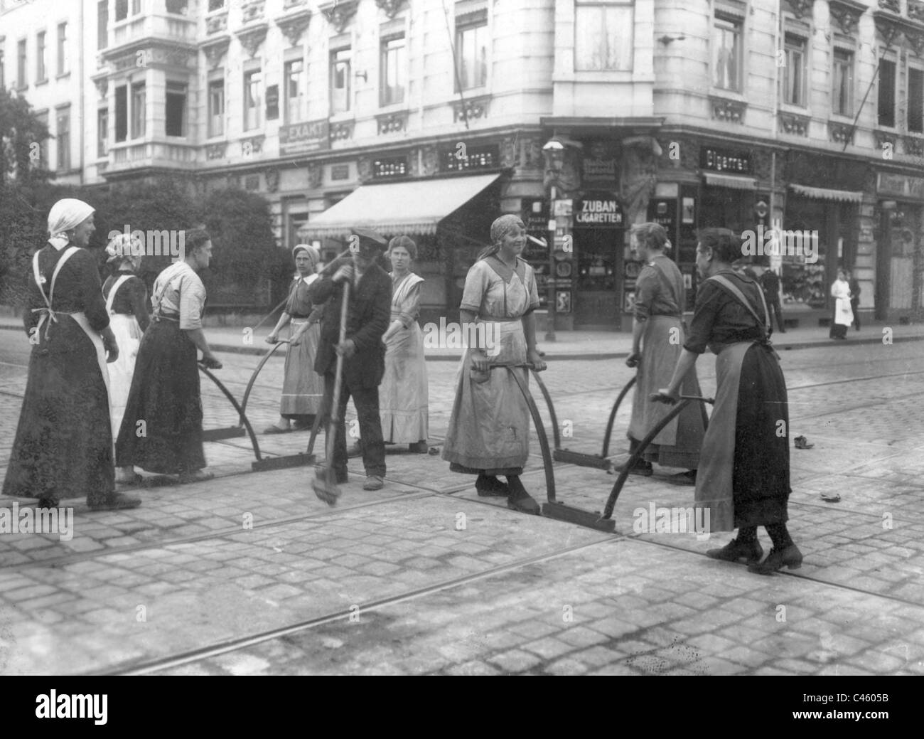 Women on work Black and White Stock Photos & Images - Alamy