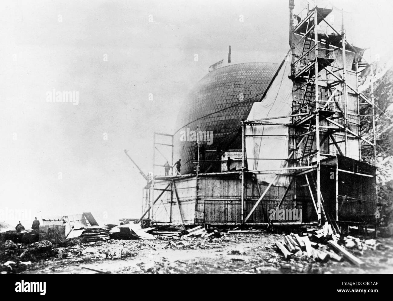 The balloon hall of the expedition teams from Salomon Andree in ...