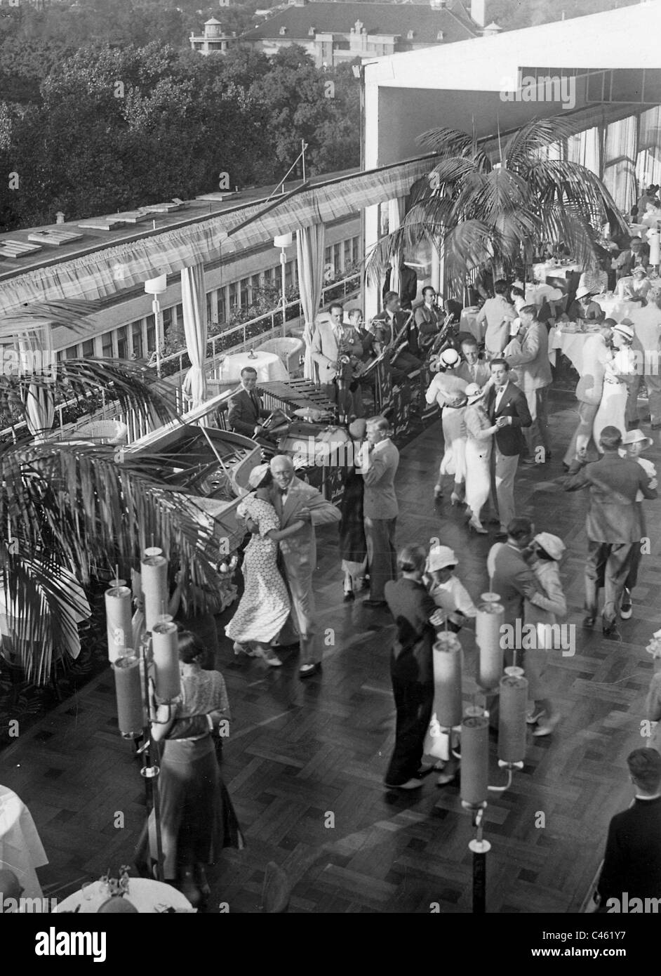 Roof Cafe in Berlin, 1933 Stock Photo - Alamy