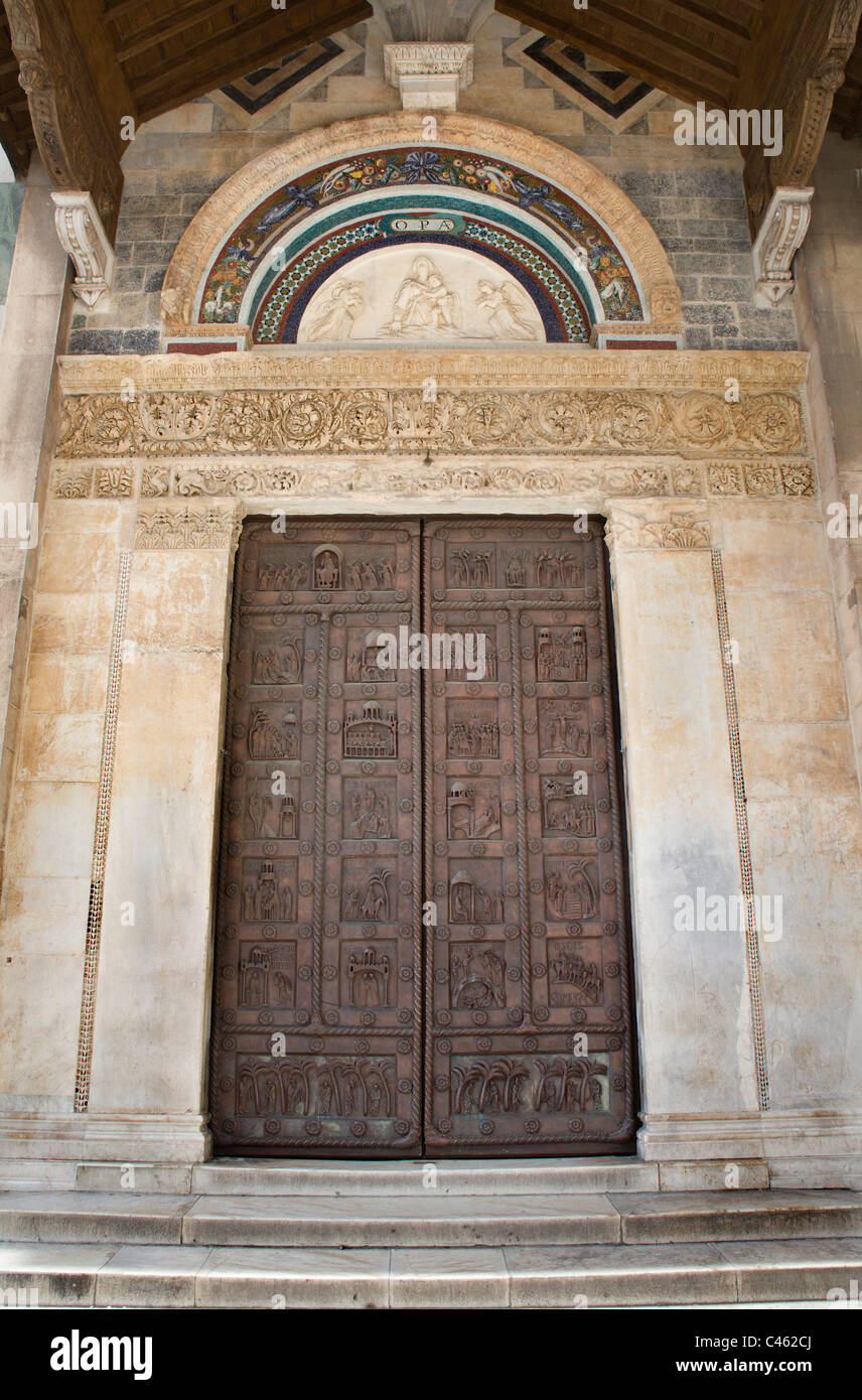 Pisa - gate of cathedral Santa Maria Assunta Stock Photo - Alamy