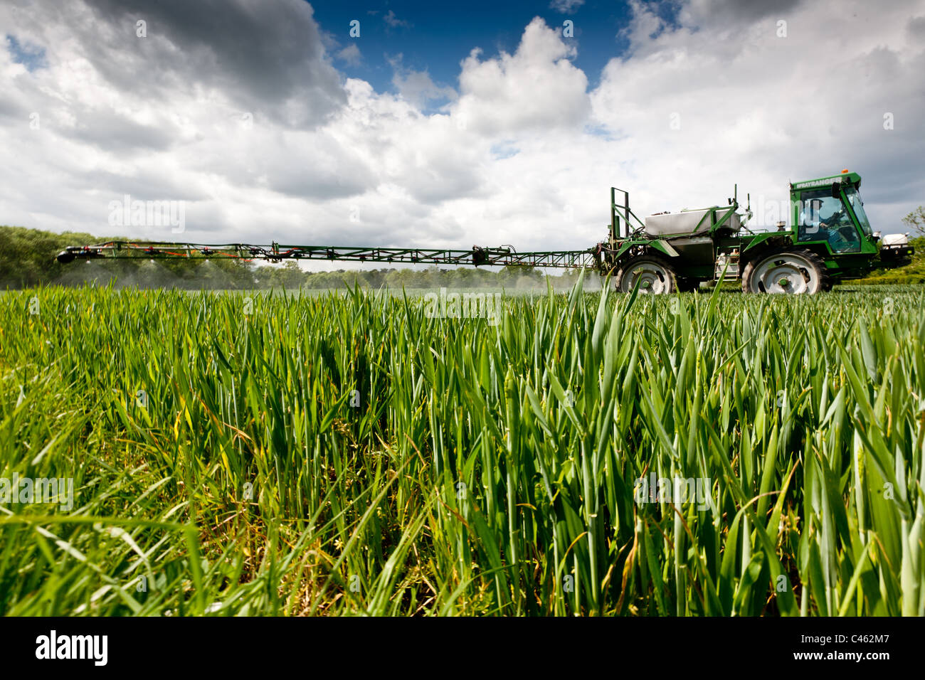 Field being sprayed hi-res stock photography and images - Alamy