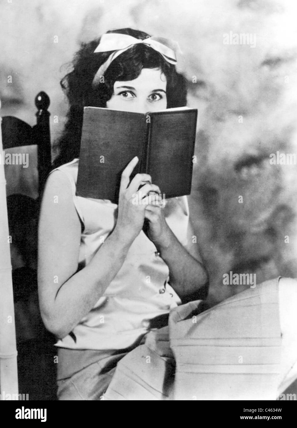 Young girl reading Stock Photo - Alamy