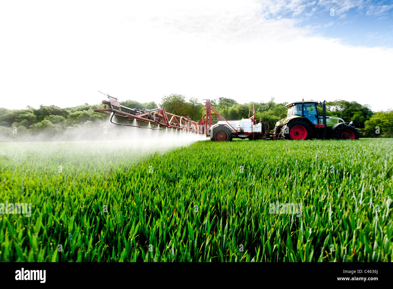 Field being sprayed hi-res stock photography and images - Alamy