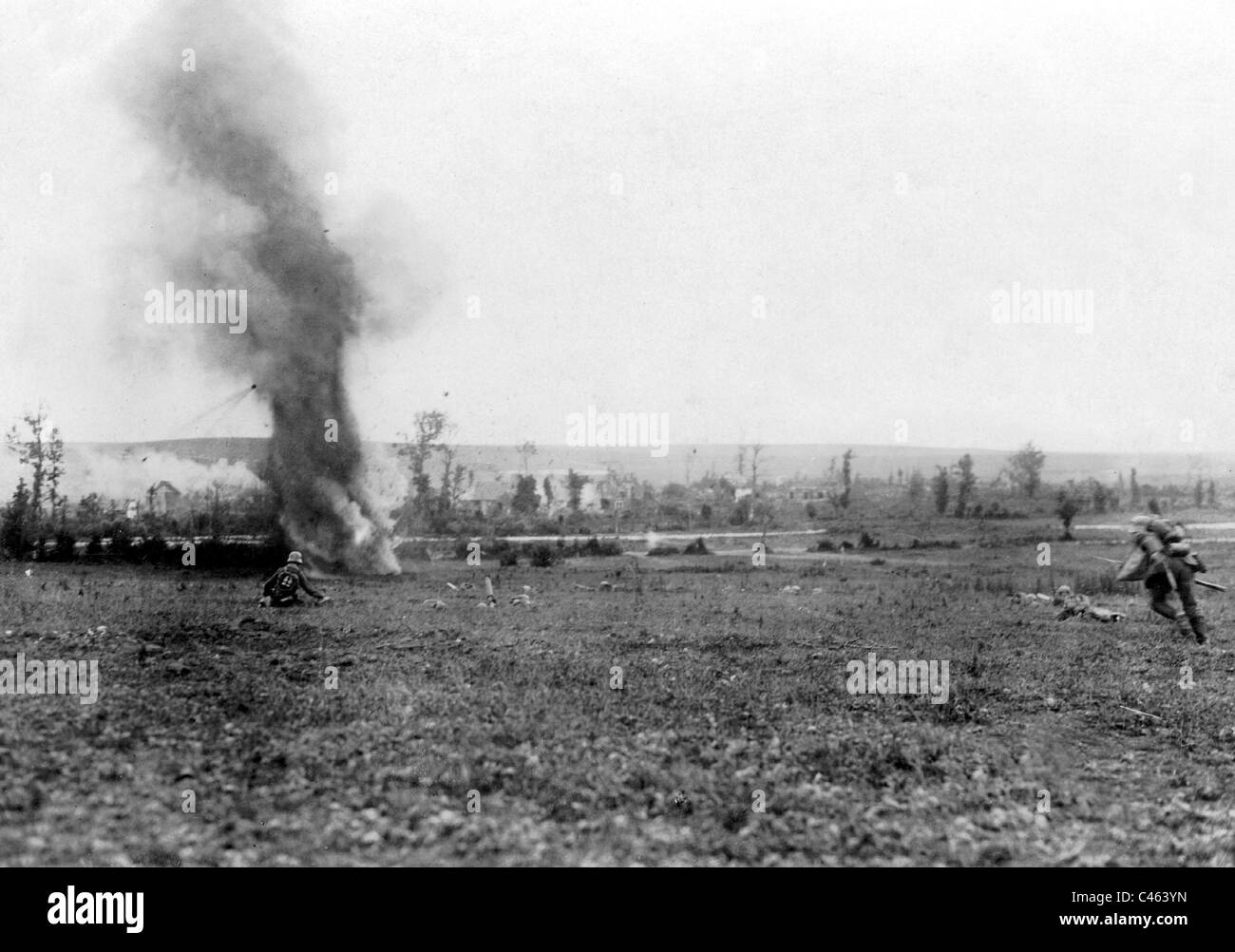German attack troops cross through enemy fire, 1918 Stock Photo - Alamy