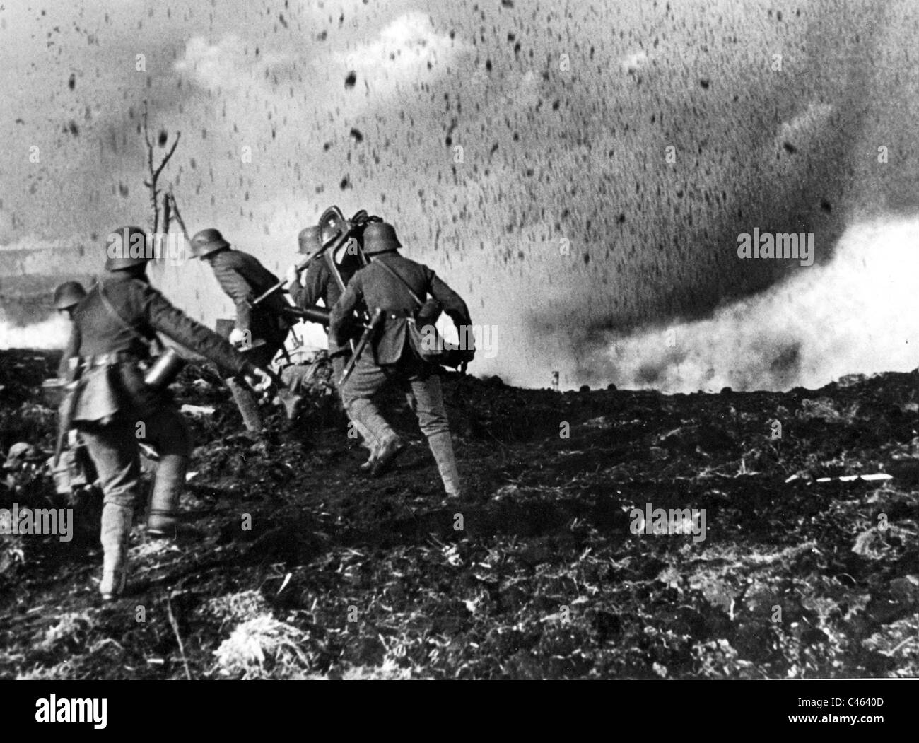 German machine gun section retreating, 1918 Stock Photo - Alamy