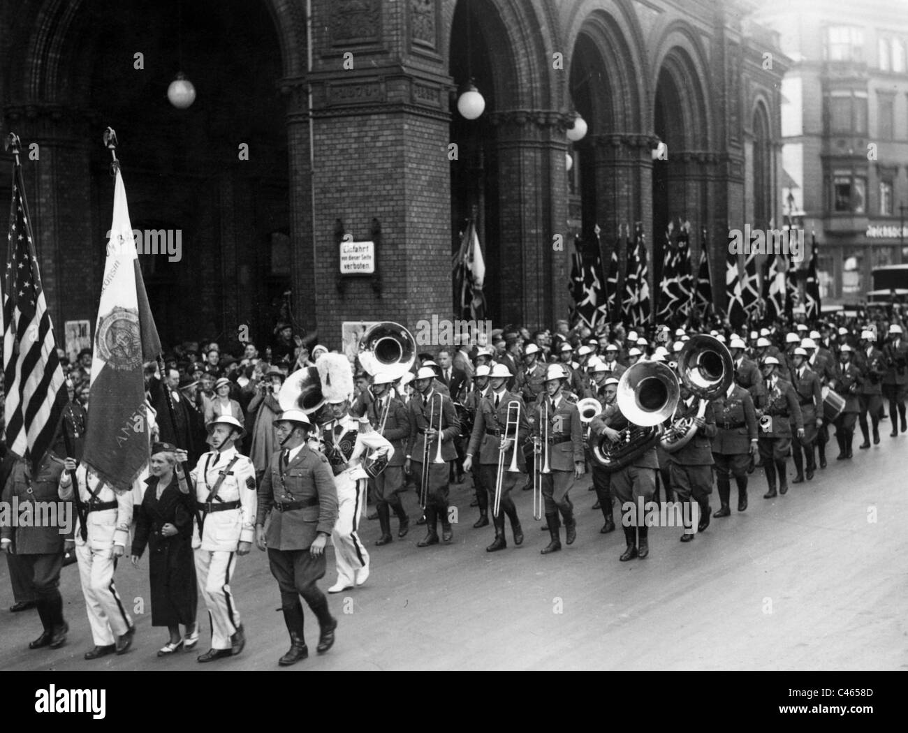 Nazi Germany: Foreign delegations, US-front fighter in Berlin, 1934 ...
