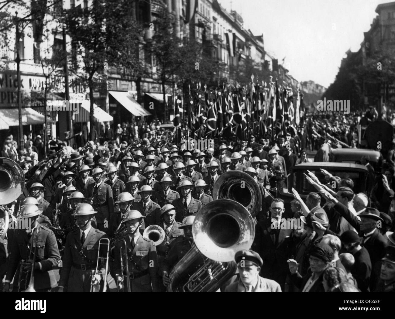 Nazi Germany: Foreign delegations, US-front fighter in Berlin, 1934 ...