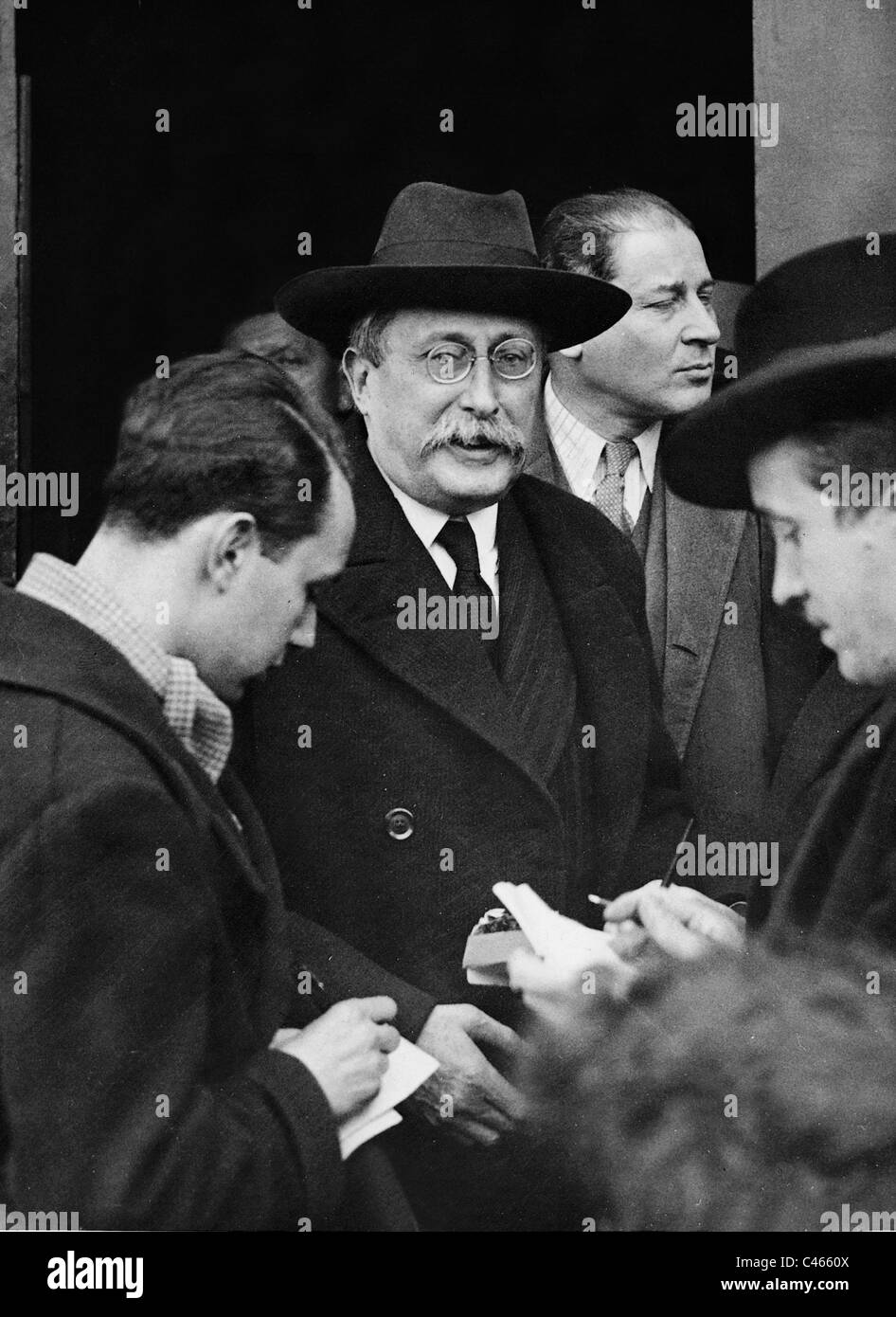 Meeting speaking Black and White Stock Photos & Images - Alamy