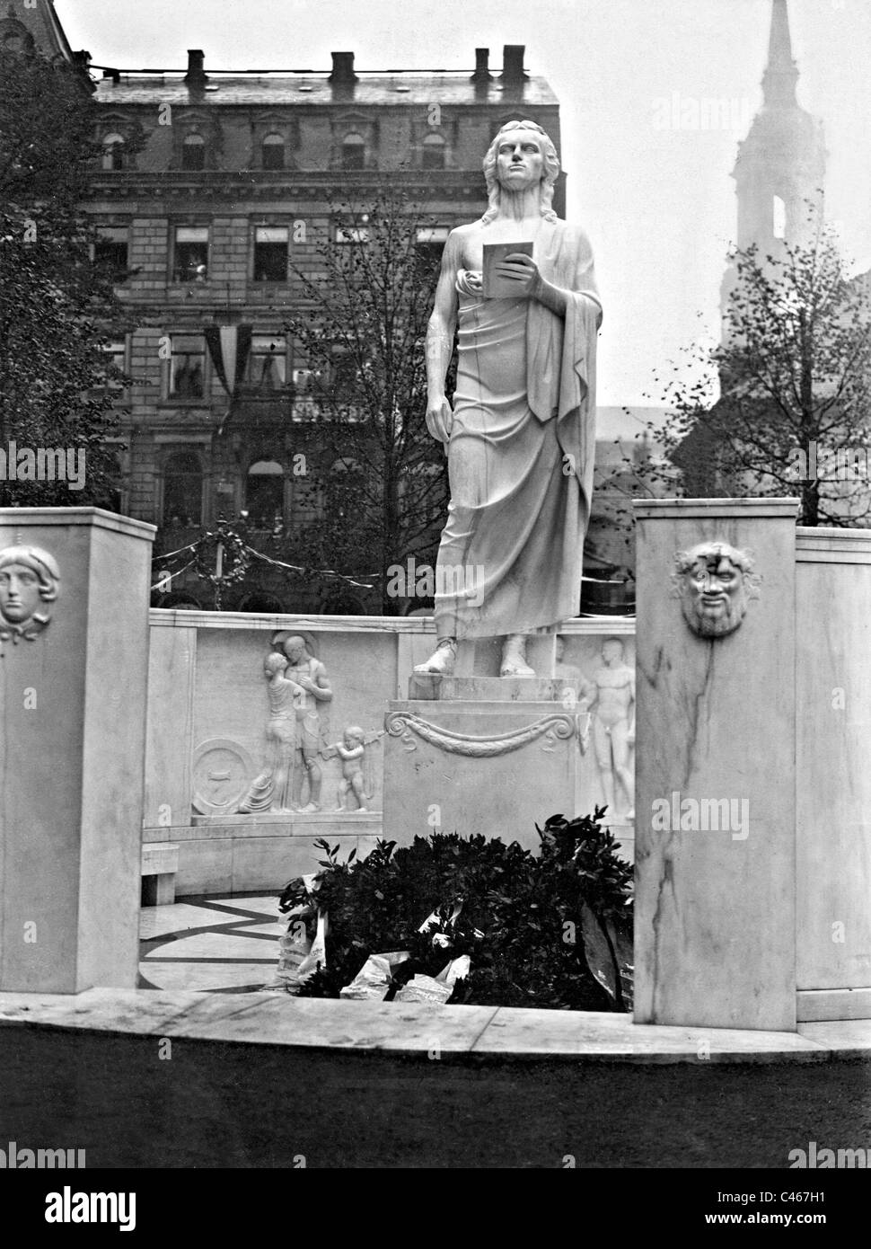 Schiller monument dresden hi-res stock photography and images - Alamy