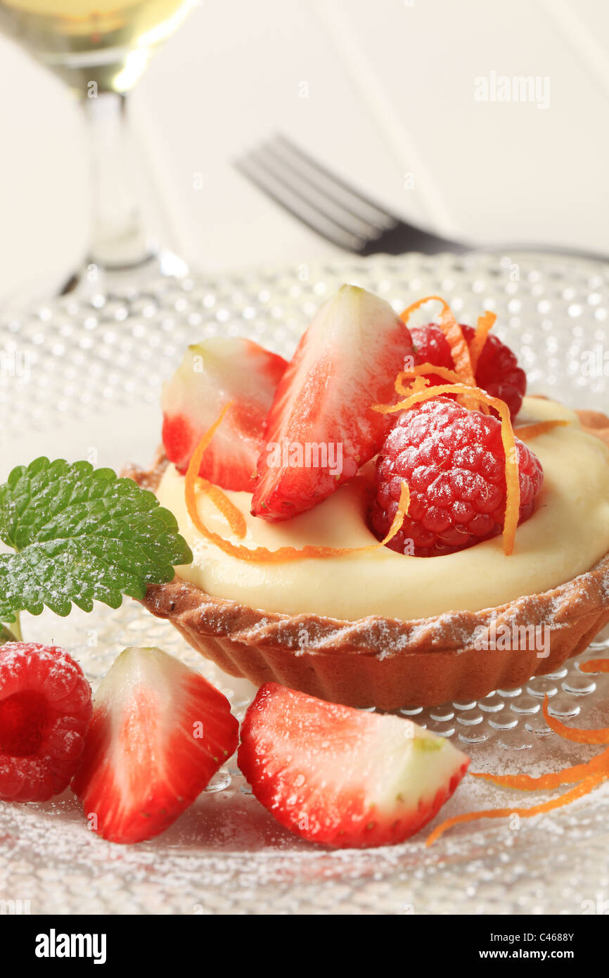 Dessert - Small custard tart with fresh fruit Stock Photo - Alamy