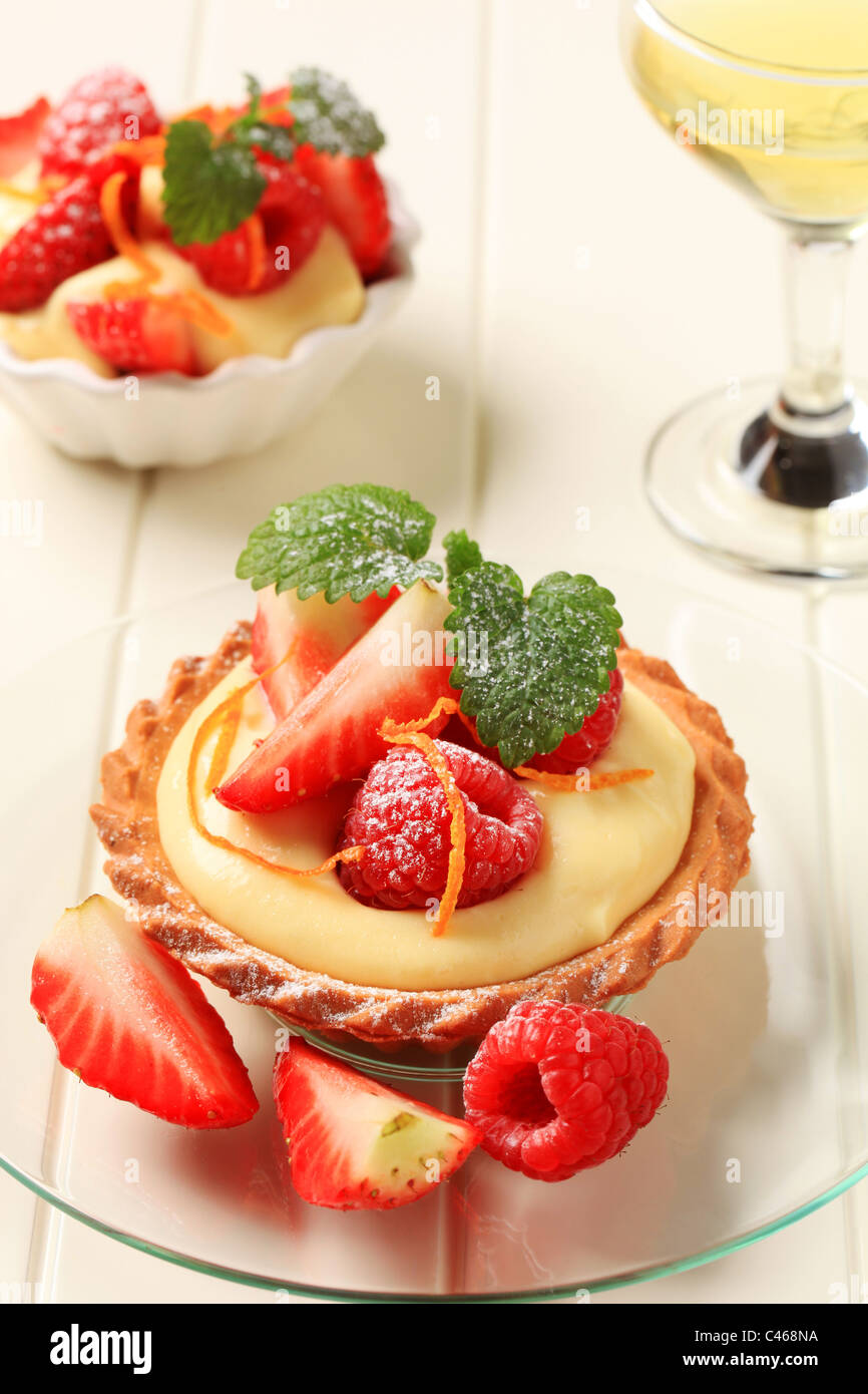 Dessert - Small custard tart with fresh fruit Stock Photo - Alamy