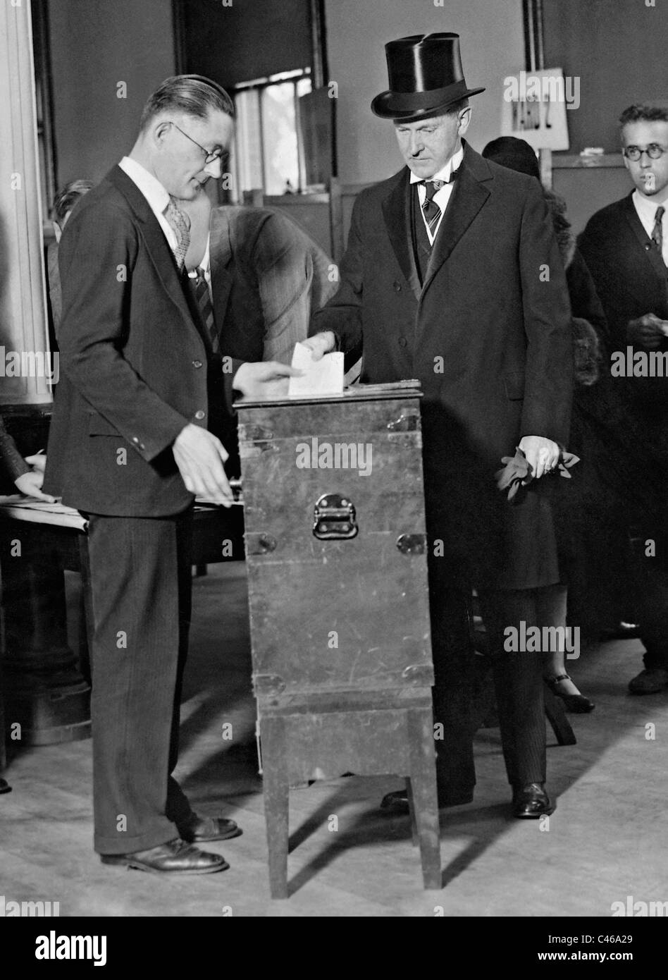Calvin Coolidge casts his vote, 1928 Stock Photo - Alamy