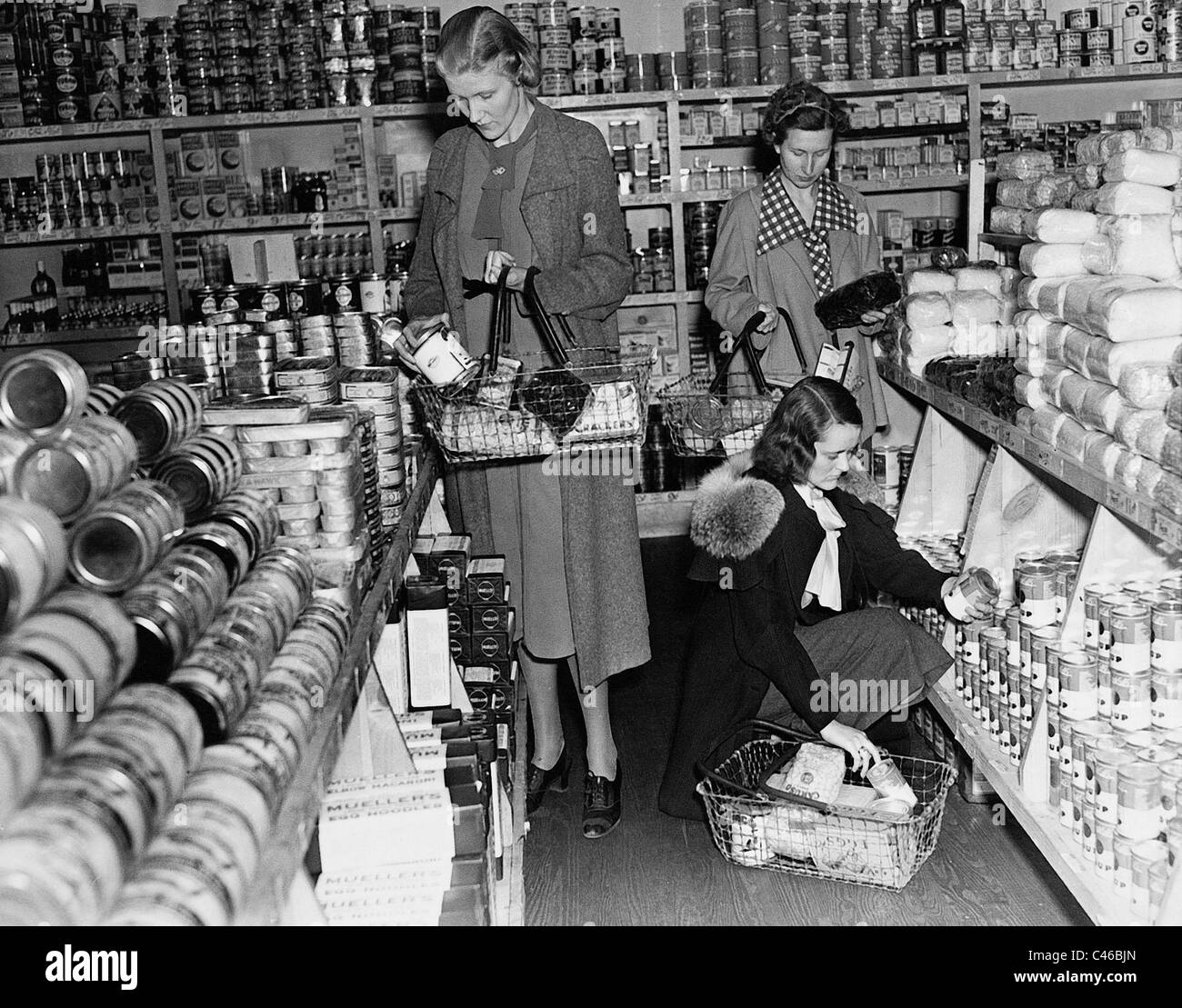Shopping in the self-service shop, 1938 Stock Photo - Alamy